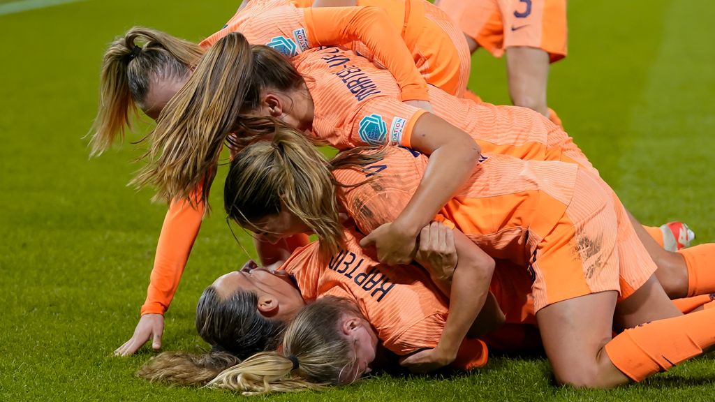 Jansen bezorgt Oranje winst op Engeland in laatste minuut • België geeft zege uit handen