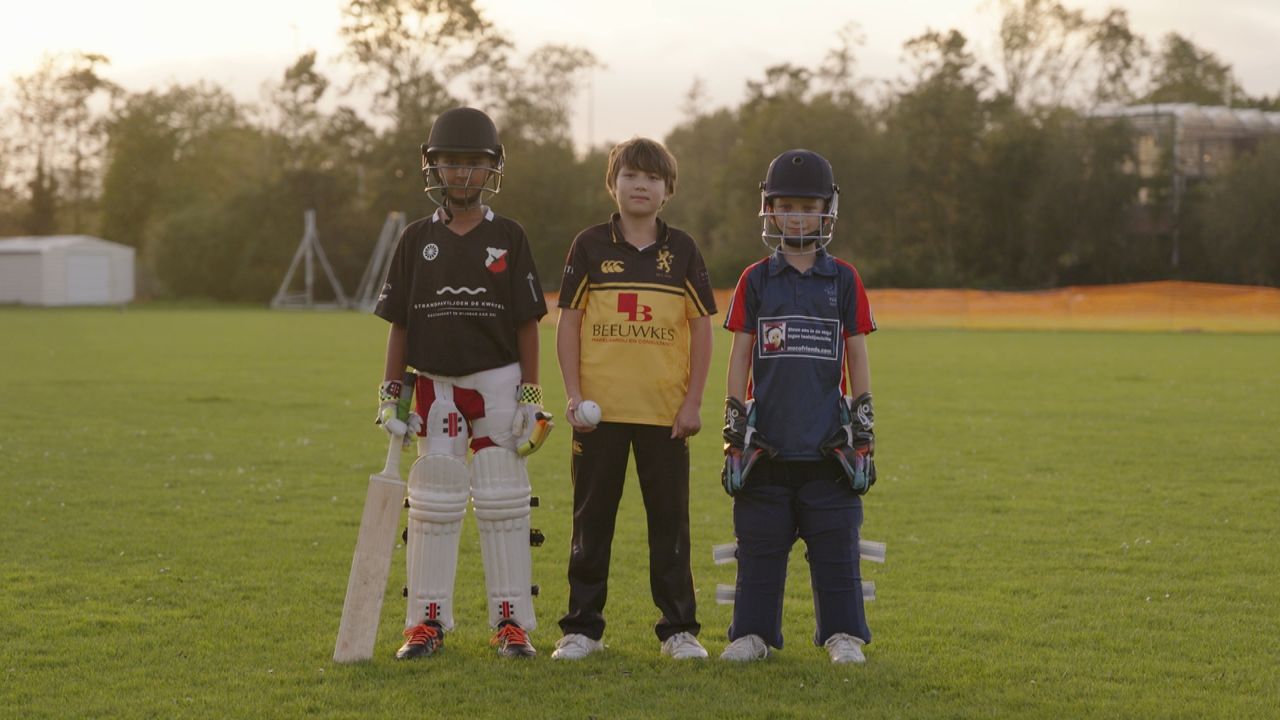 Deze kinderen volgen het WK cricket volop: 'Hoop dat Nederland wint'