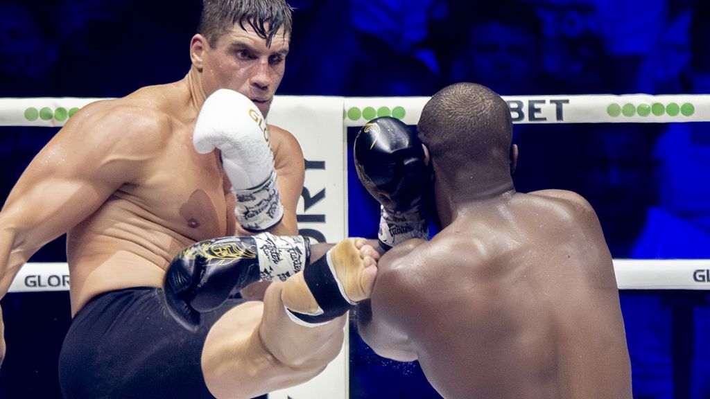 Verhoeven wint kleurloos gevecht van Osaro en verdedigt wereldtitel ...