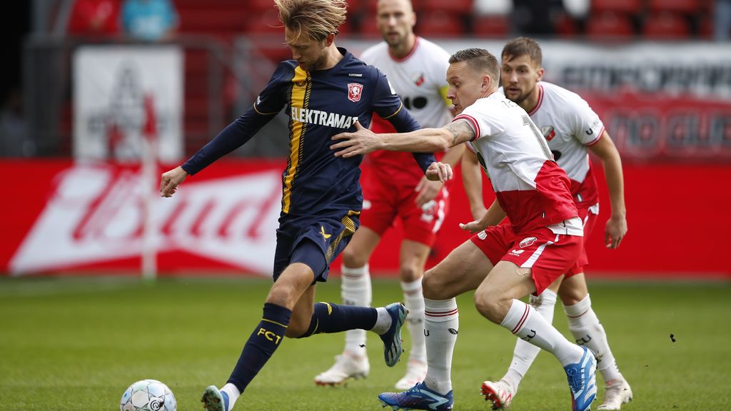 FC Twente blijft met tien man steken op gelijkspel in Utrecht