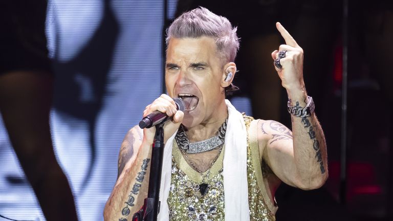 The Powerful Live Performance That Proved Robbie Williams Is Still a ...