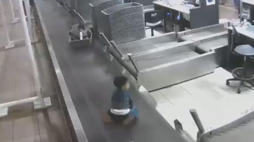 Kind van 3 maakt ritje op bagageband