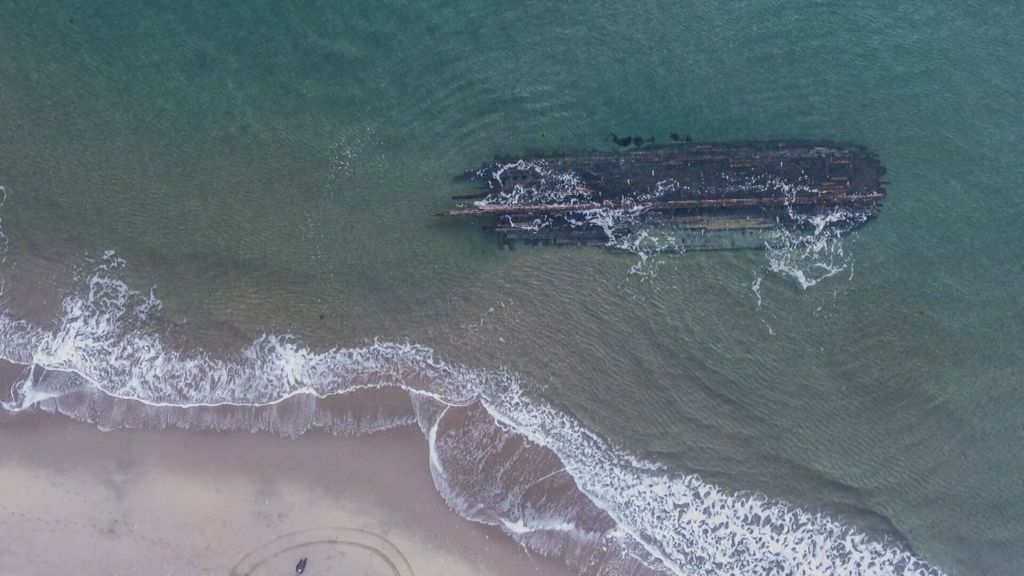 100 jaar oud scheepswrak komt tevoorschijn op strand