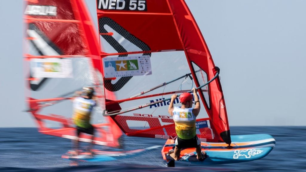 Wereldkampioen Van Opzeeland beleeft droomstart bij WK windfoilen, domper Badloe