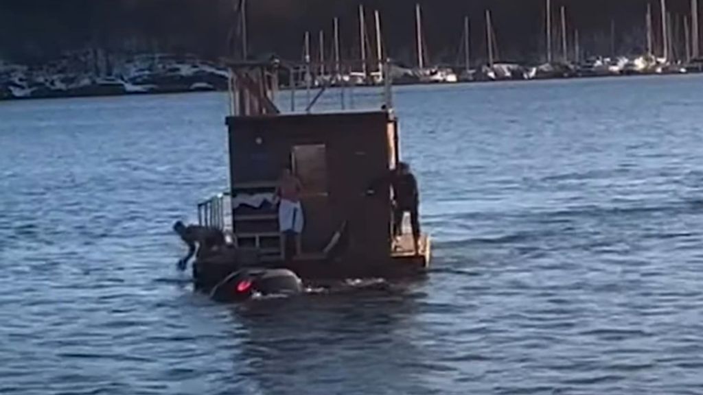 Auto rijdt water in, mensen gered door drijvende sauna