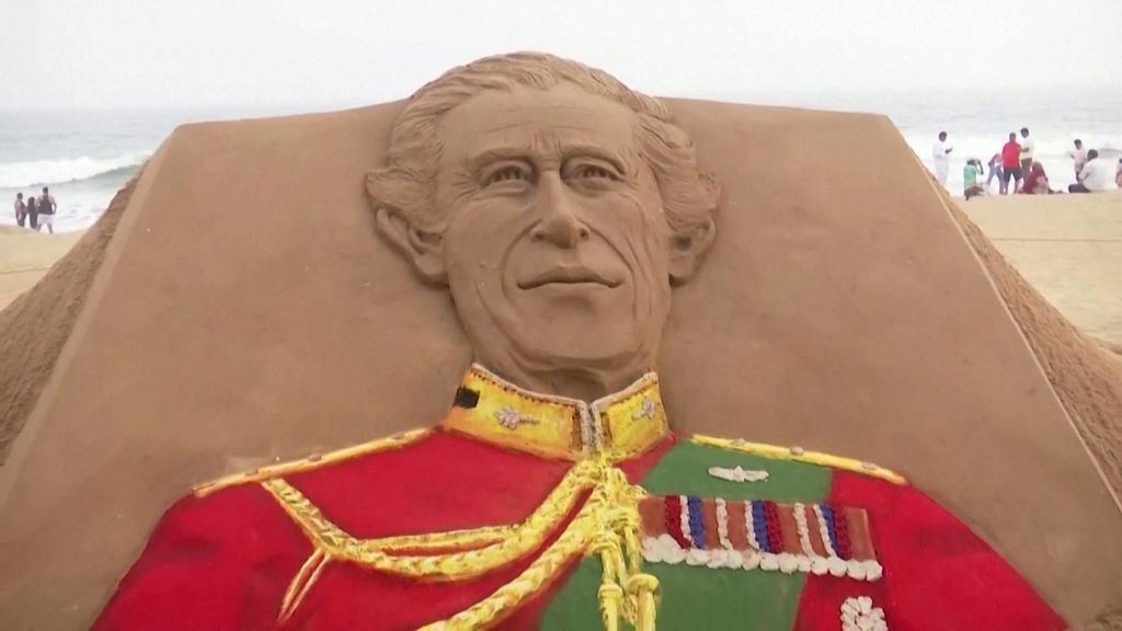 Kunstwerk van zand voor zieke koning