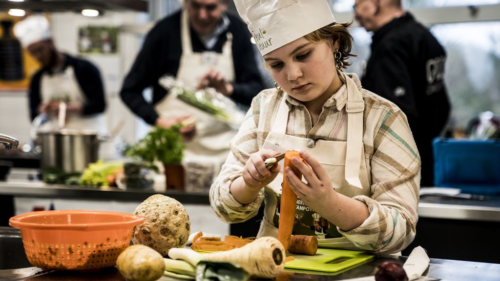 Nora (9) doet mee aan wereldkampioenschap erwtensoep koken