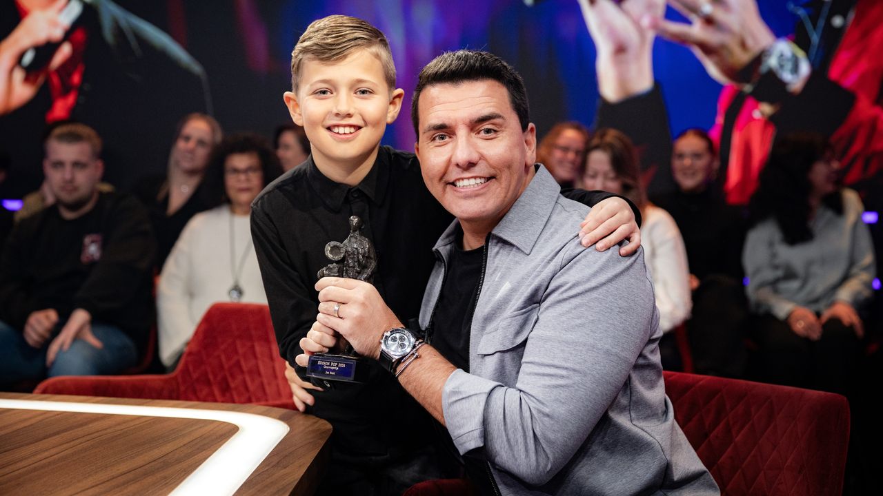 Jan Smit krijgt belangrijke muziekprijs van zijn zoon Senn