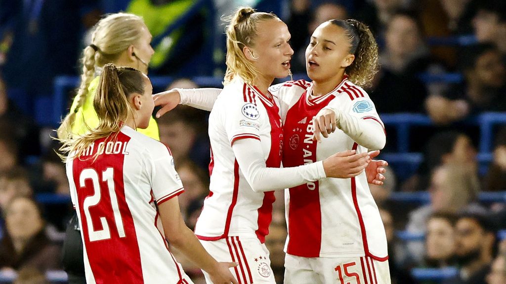 Champions League-avontuur Ajax voorbij • Van de Donk wel naar halve finales