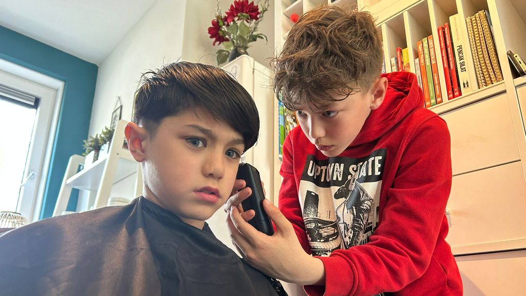 Charlie (11) is dankzij TikTok ineens een beroemde kapper