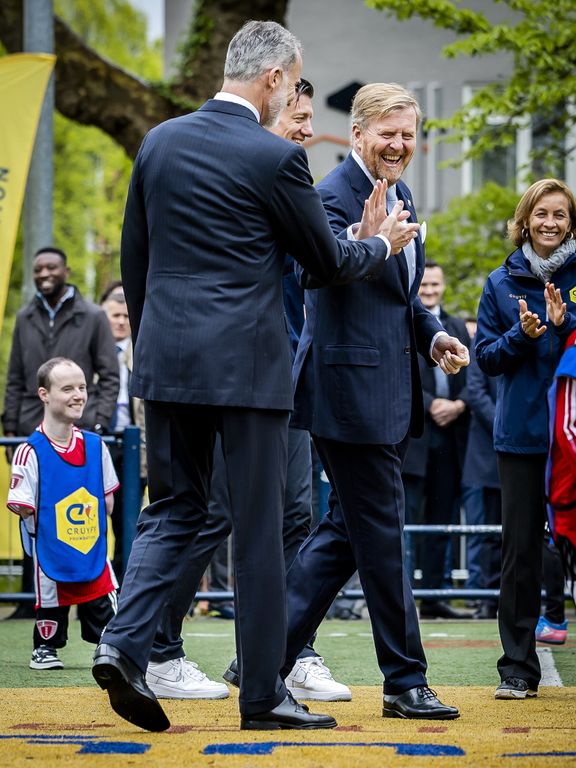 Willem-Alexander fopt Spaanse koning met voetbaltruc