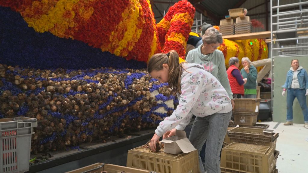Esther en Joris bouwen mee aan bloemencorso-wagen