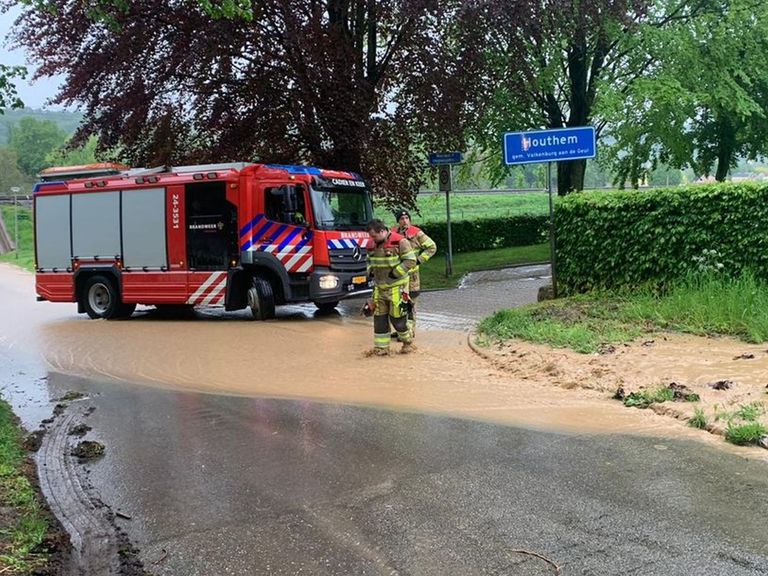 Modderstroom in Berg en Terblijt na flinke regenval: 'De wereld aan puin'