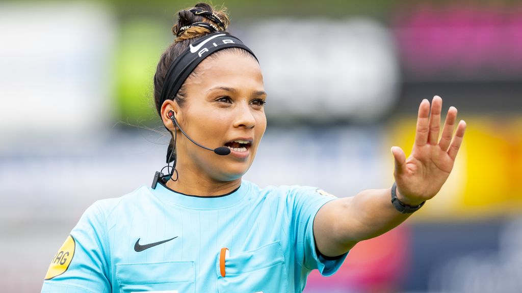 Eerste vrouwelijke scheidsrechter in Nederlandse profvoetbal: 'Onwijs ...