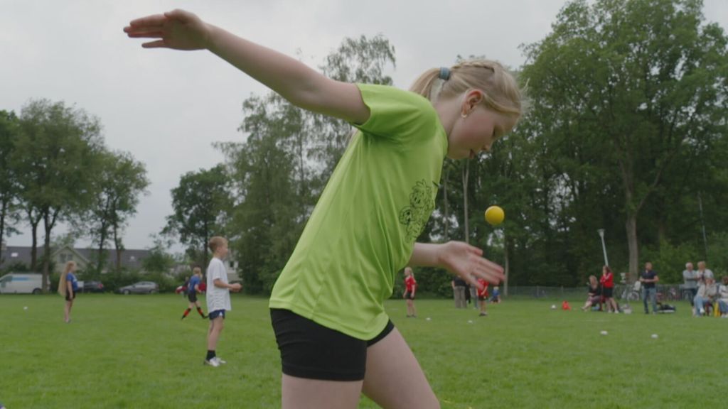 Steeds meer Friese kinderen doen aan kaatsen: 'Tennis zonder racket'