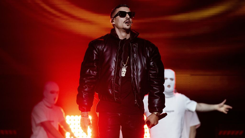 Boef eerste Nederlandse artiest met 100 platina en gouden platen