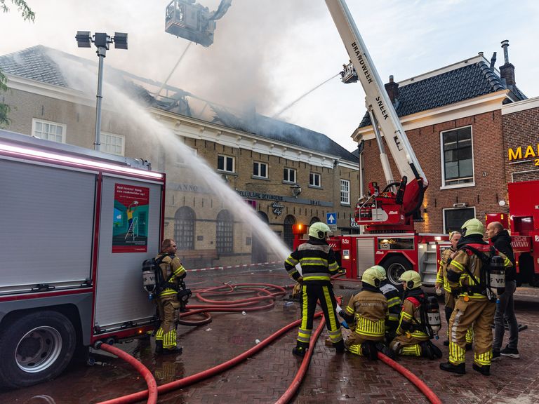 Brandweer druk bezig met blussen brand Sneek
