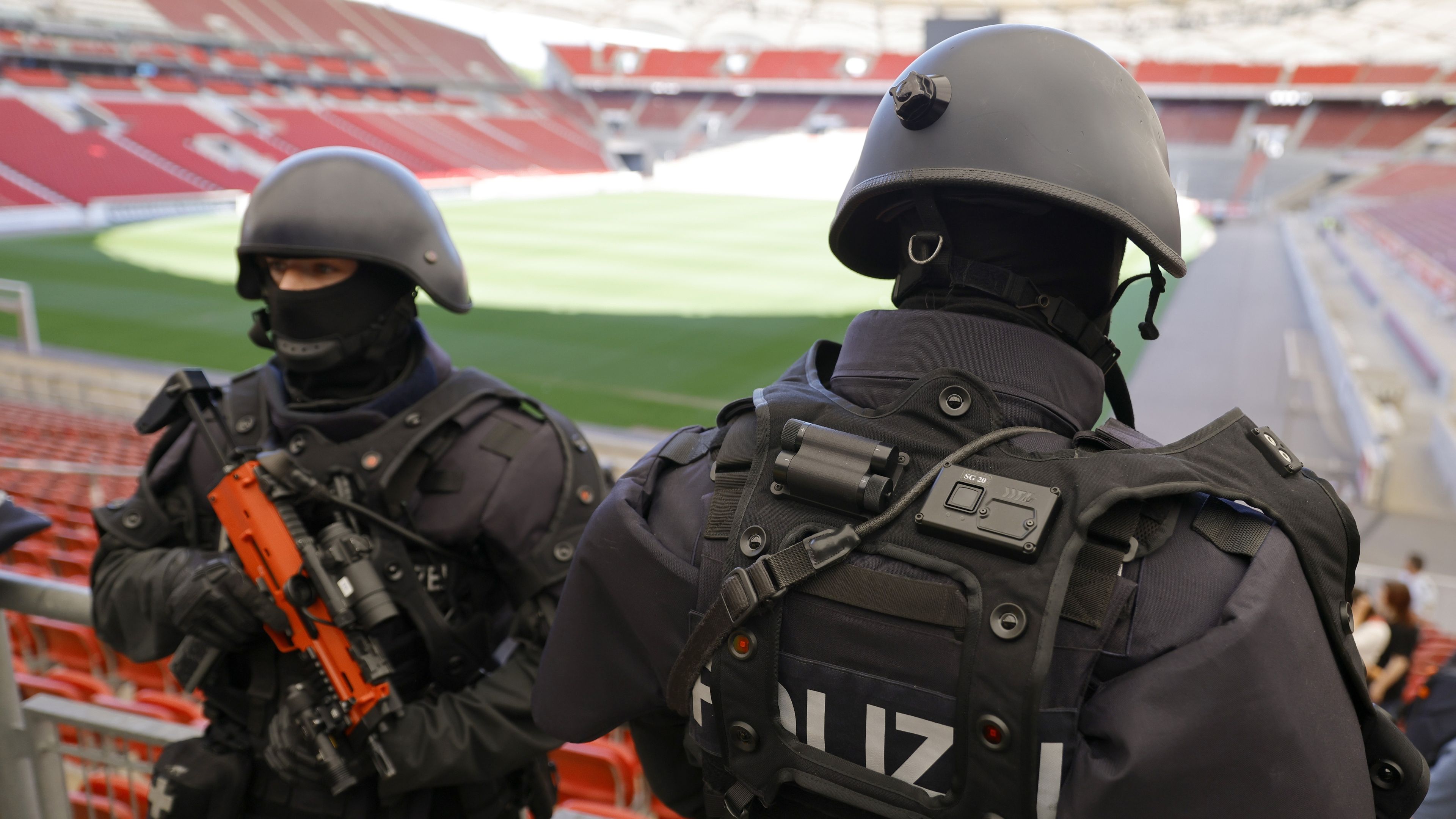 Does anyone know what vests these German Police officers are wearing ...