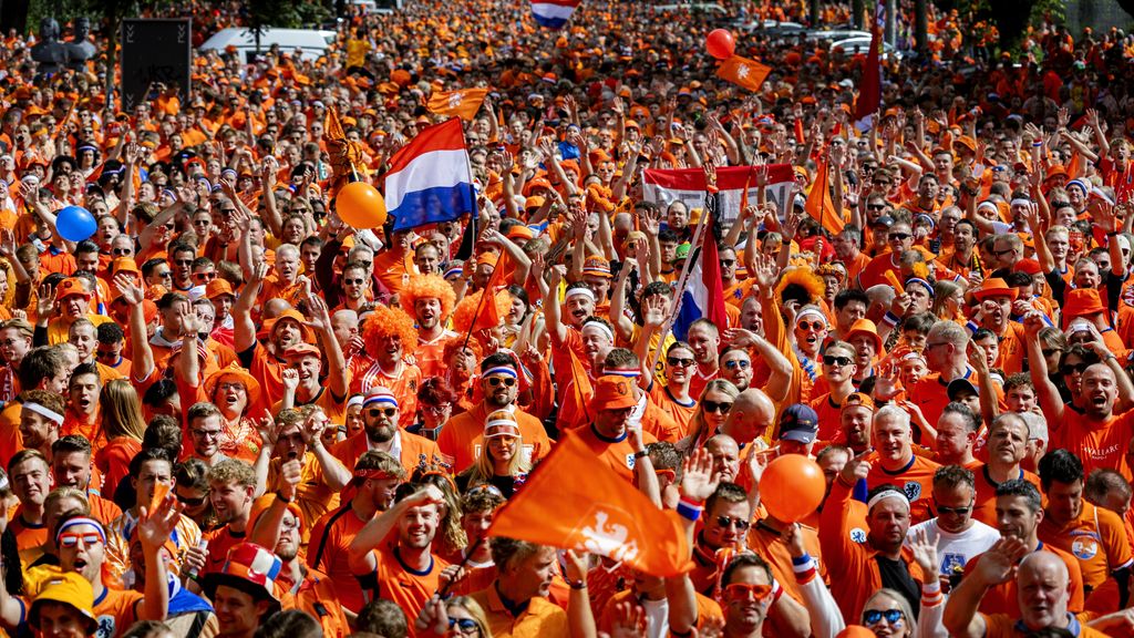 Oranje-fans kleuren Duitse stad helemaal oranje