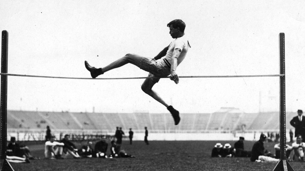 Vergeten olympische sport: hoogspringen uit stand zoals 'The Human Frog ...