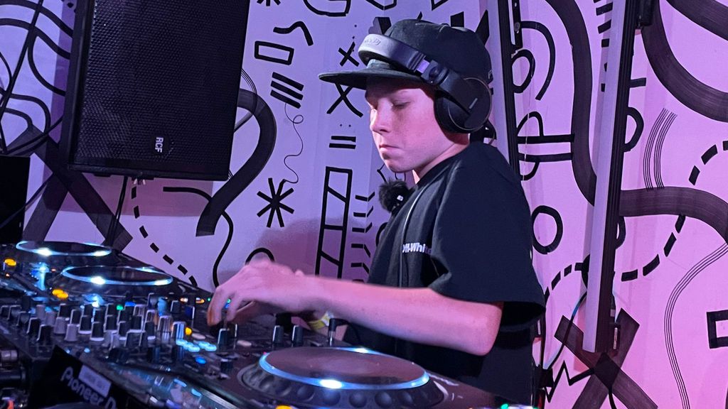 Met zijn keiharde jumpstyle-muziek staat dj Jayden (13) in de finale