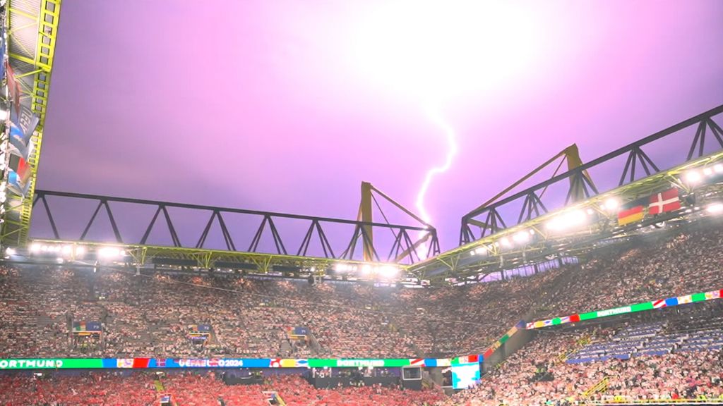 EK-wedstrijd stilgelegd vanwege bliksem bij stadion