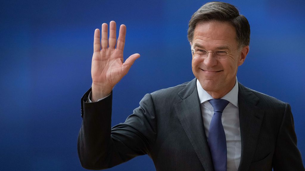 Oud-premier Mark Rutte krijgt lintje van koning