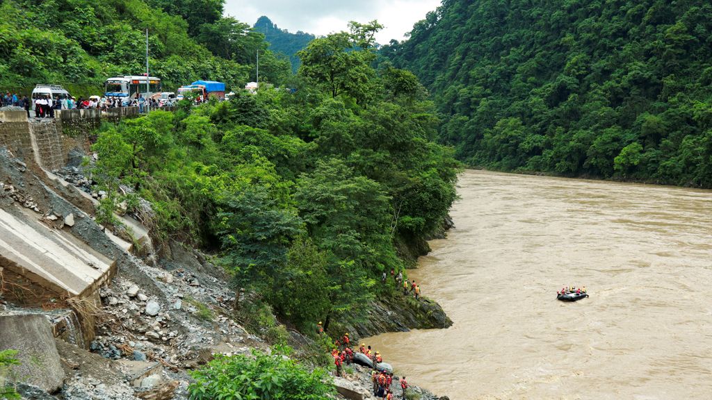 Reddingswerkers Nepal bergen lichamen na modderstromen