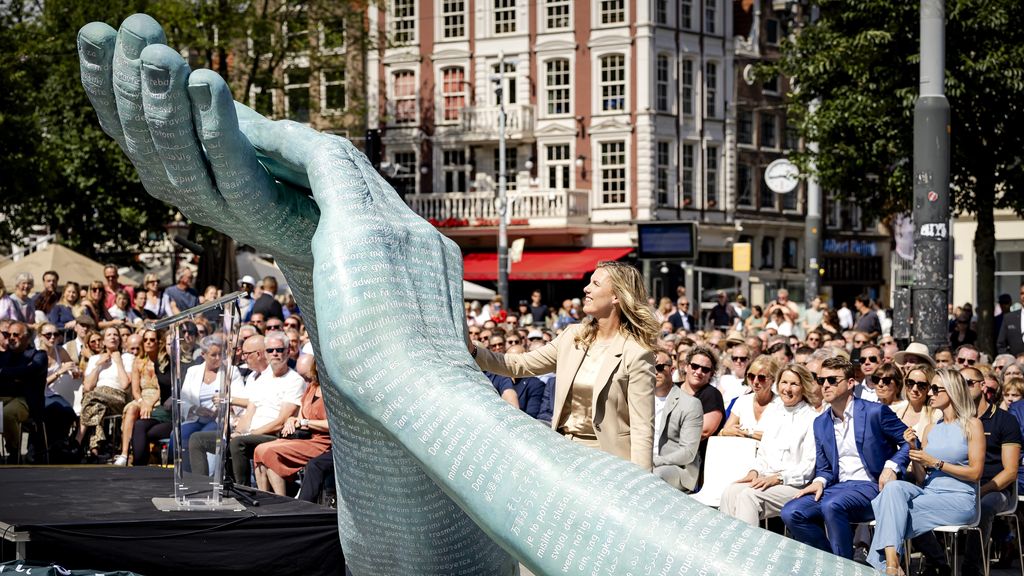 Groot standbeeld voor Peter R. de Vries