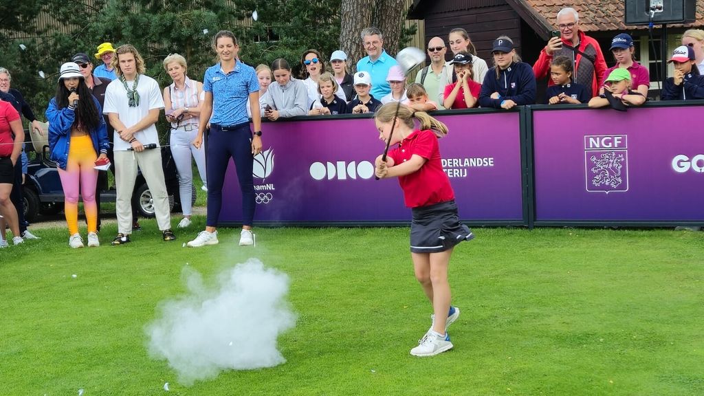 Dagmar en Alessandra hopen dat meer meisjes gaan golfen