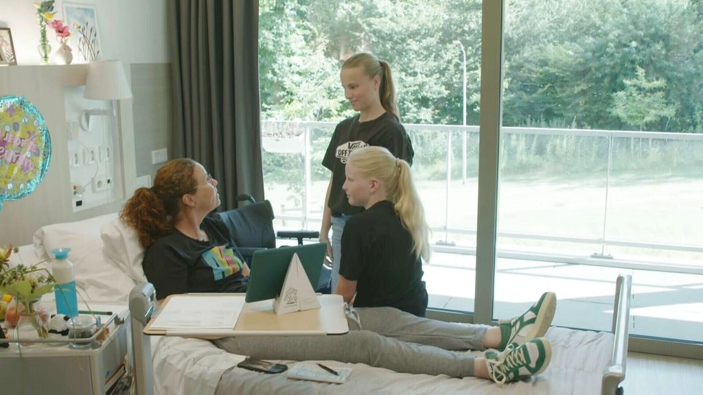 Diede en Evi missen hun moeder thuis deze zomer: 'Ik vind het wel lastig'