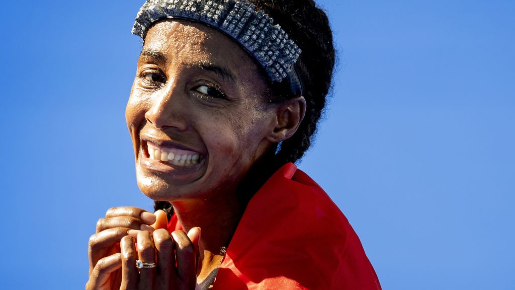 Hassans coach Rowberry huilt van geluk: 'Moeilijke tijden gekend samen'