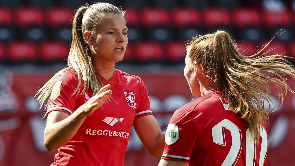 FC Twente vernedert Ajax en wint Supercup, mede dankzij hattrick Van Dooren