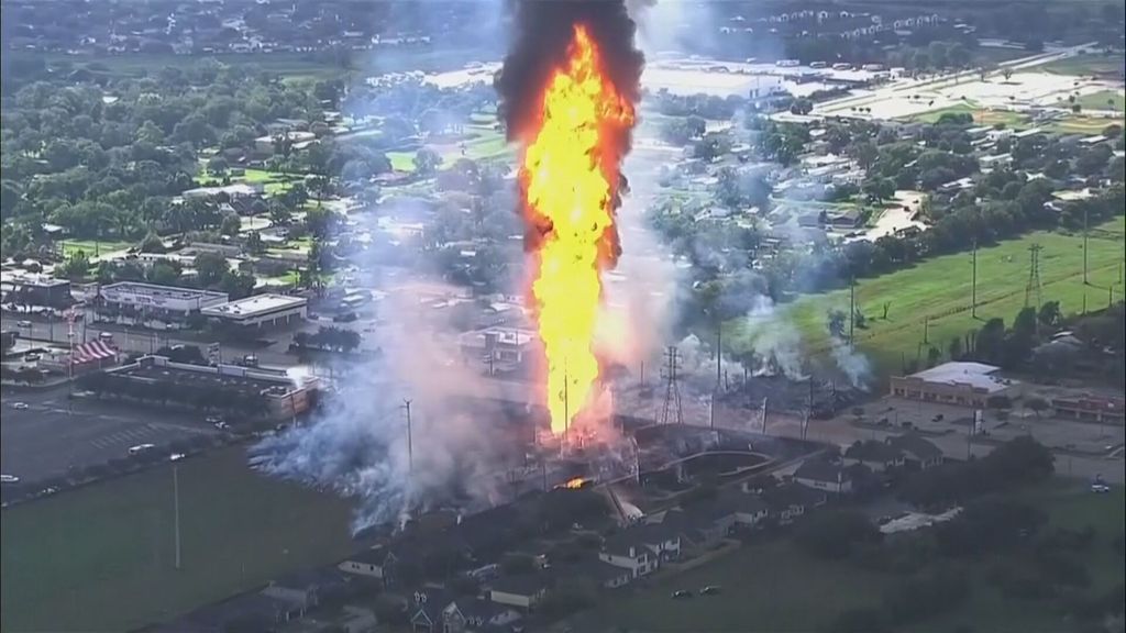 Gigantische vlam door kapotte pijpleiding