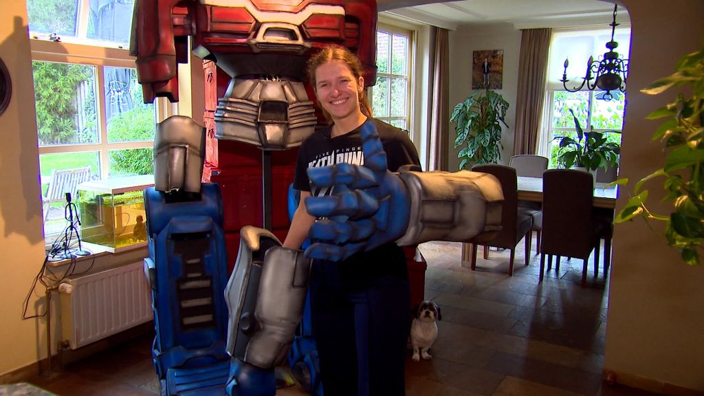 Lonneke bouwt mega robot-pak voor nieuwe film