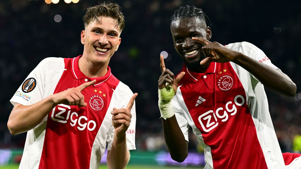 Ajax door 4-0 zege op Besiktas eerste koploper Europa League • Godts scoort twee keer