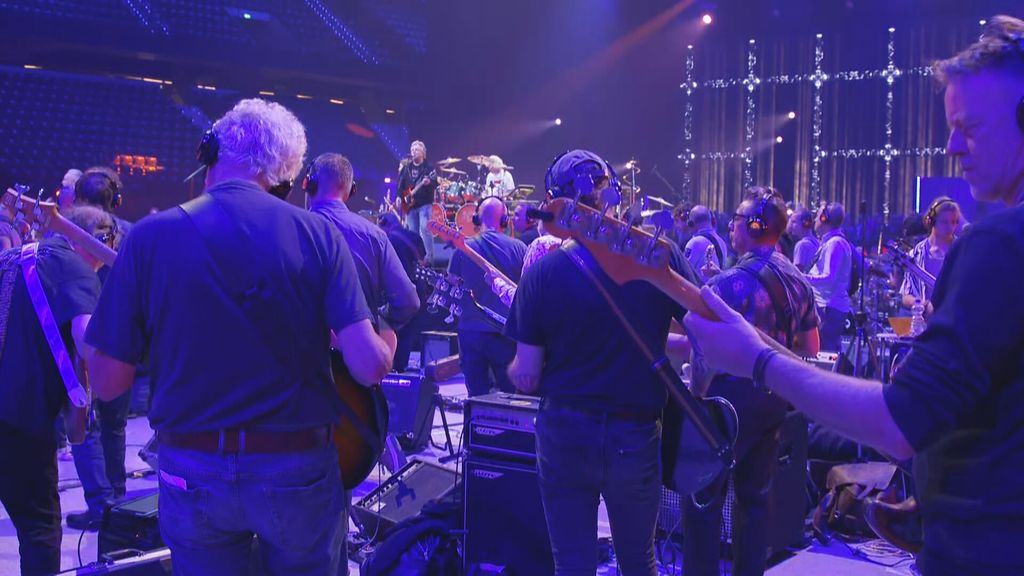 Bijna duizend fans spelen muziek van hun favoriete band