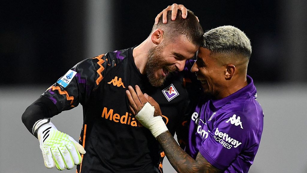 De Gea kan het nog en helpt Fiorentina met gestopte penalty's langs Milan