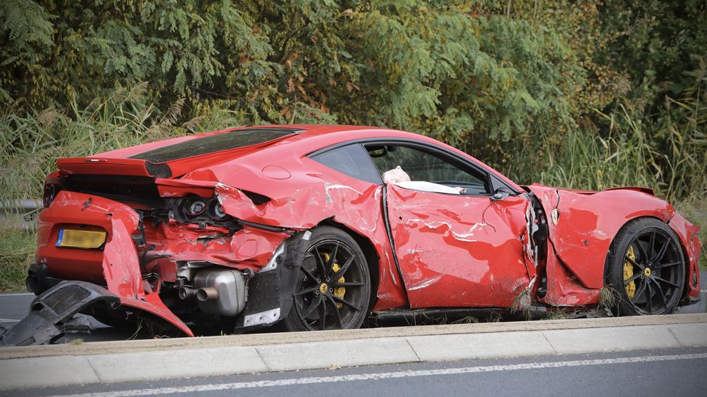 Dure Ferrari kapot na botsing met lantaarnpaal