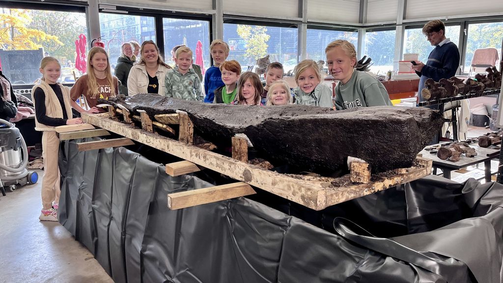 2500 jaar oude kano gevonden bij school: 'Cool!'