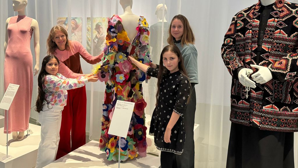 Rokaya en Joudi ontwerpen hun eigen jurk voor modeshow