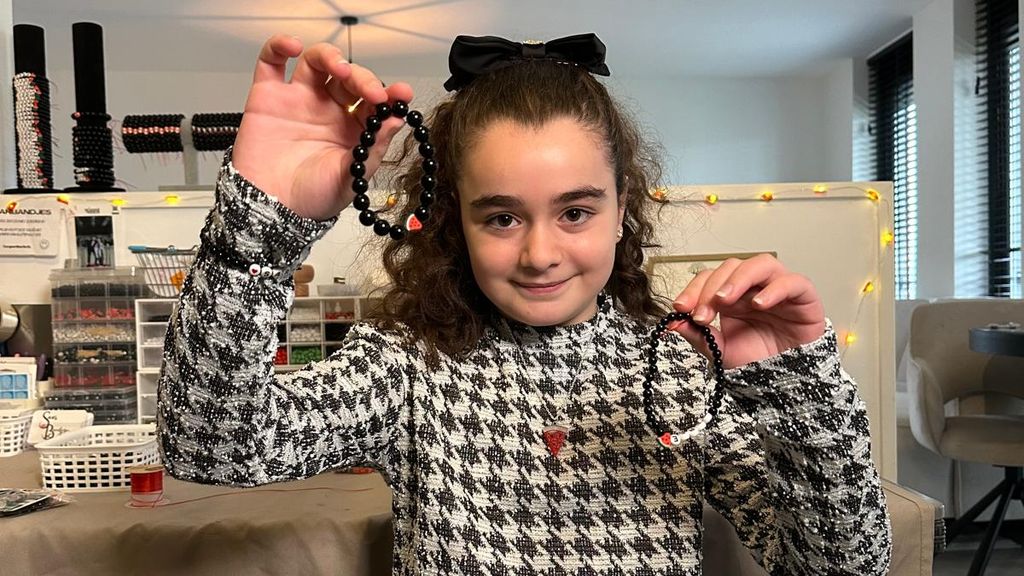 Sarah krijgt 1000 euro van rapper Boef voor Gaza-armbandjes