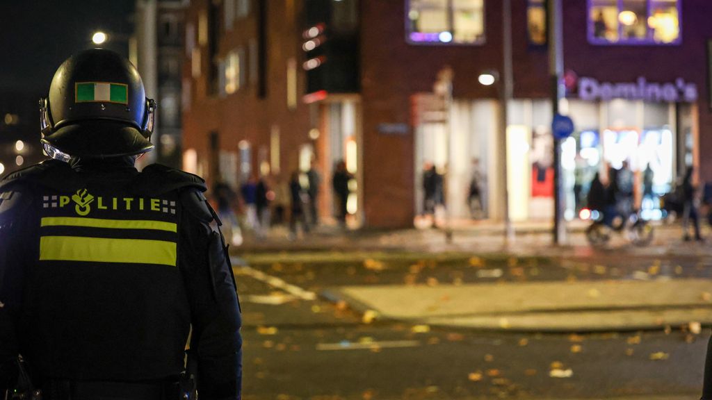 Flinke rellen op plein in Amsterdam