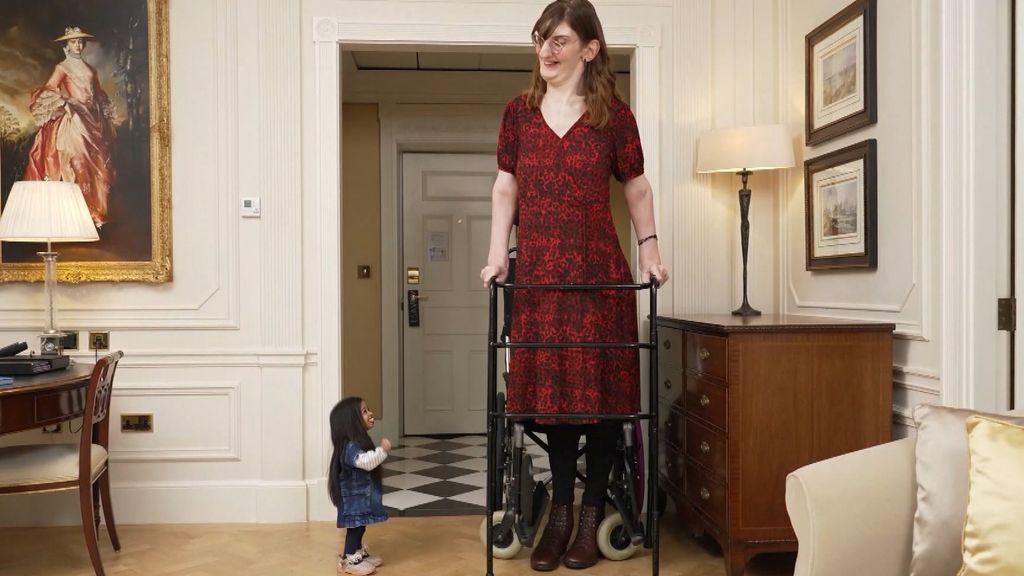 Kortste en langste vrouw ontmoeten elkaar