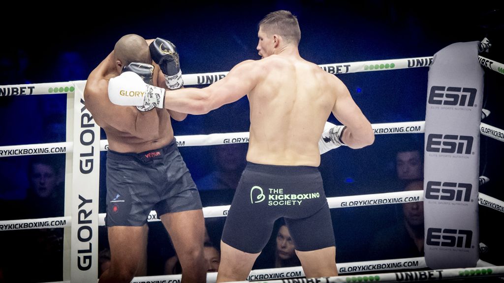 Kickboksen: weging en persconferentie Verhoeven-Rigters