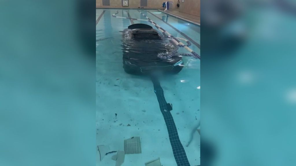 Huh? Auto maakt bommetje in zwembad