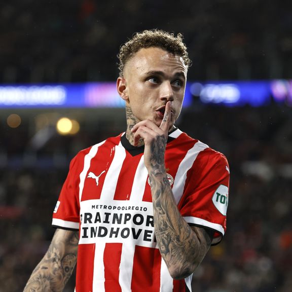 Voetballer Noa Lang krijgt gouden plaat voor liedje Damage