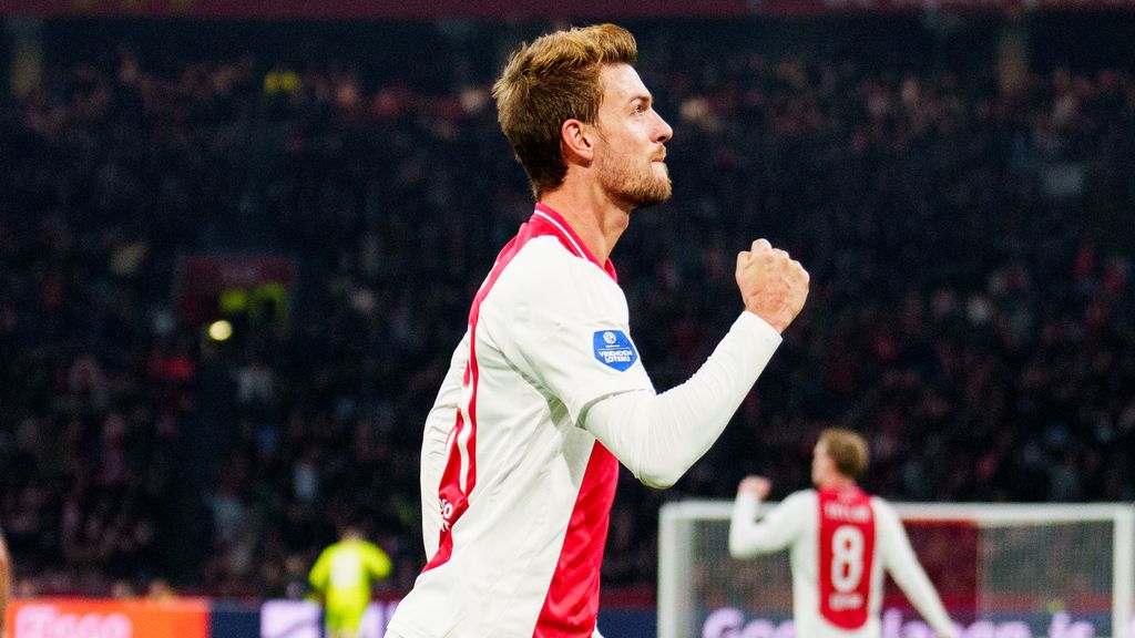 Ajax wint door twee rake kopballen met moeite van Telstar en bekert verder