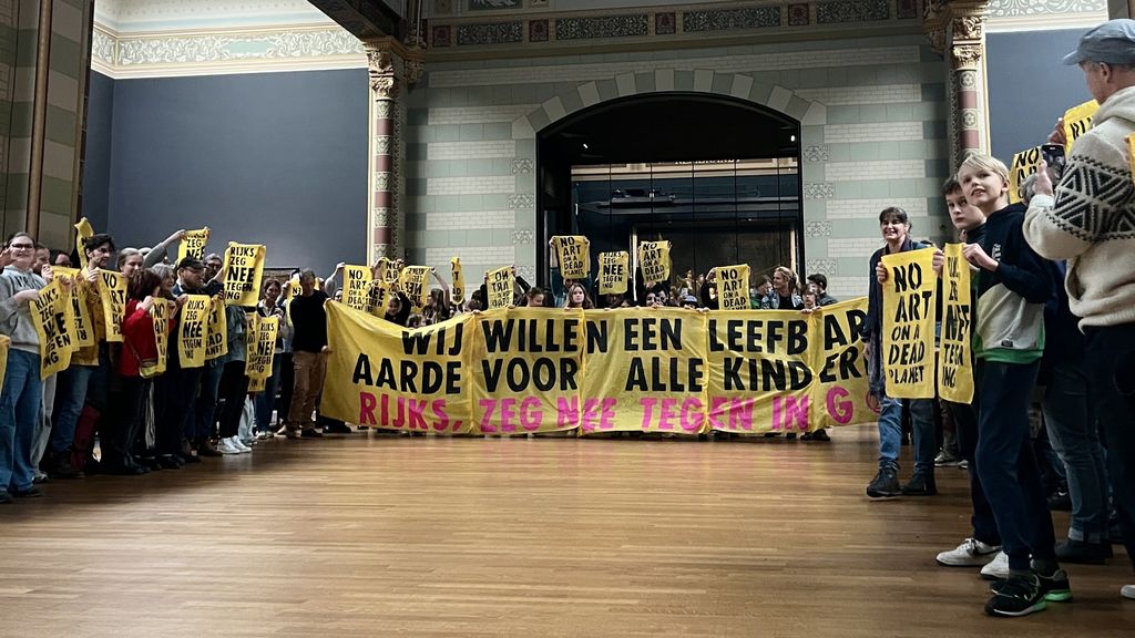 Kinderen demonstreren in het Rijksmuseum: 'Mag niet, maar moet wel'