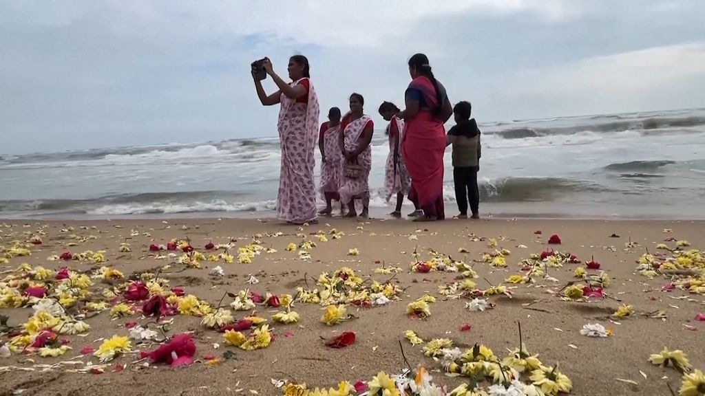 20 jaar na tsunami: herdenken bij massagraven, herhaling verwoesting ...